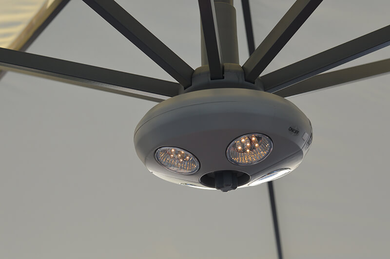 Verlichting en verwarming in je parasol | Solero tuin- en horecaparasols